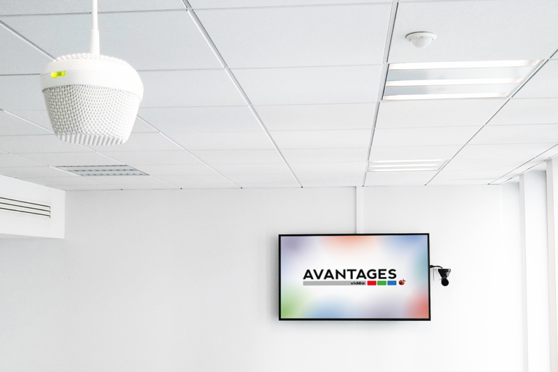 Écran et micro suspendu en salle de cours universitaire | Avantages Vidéo